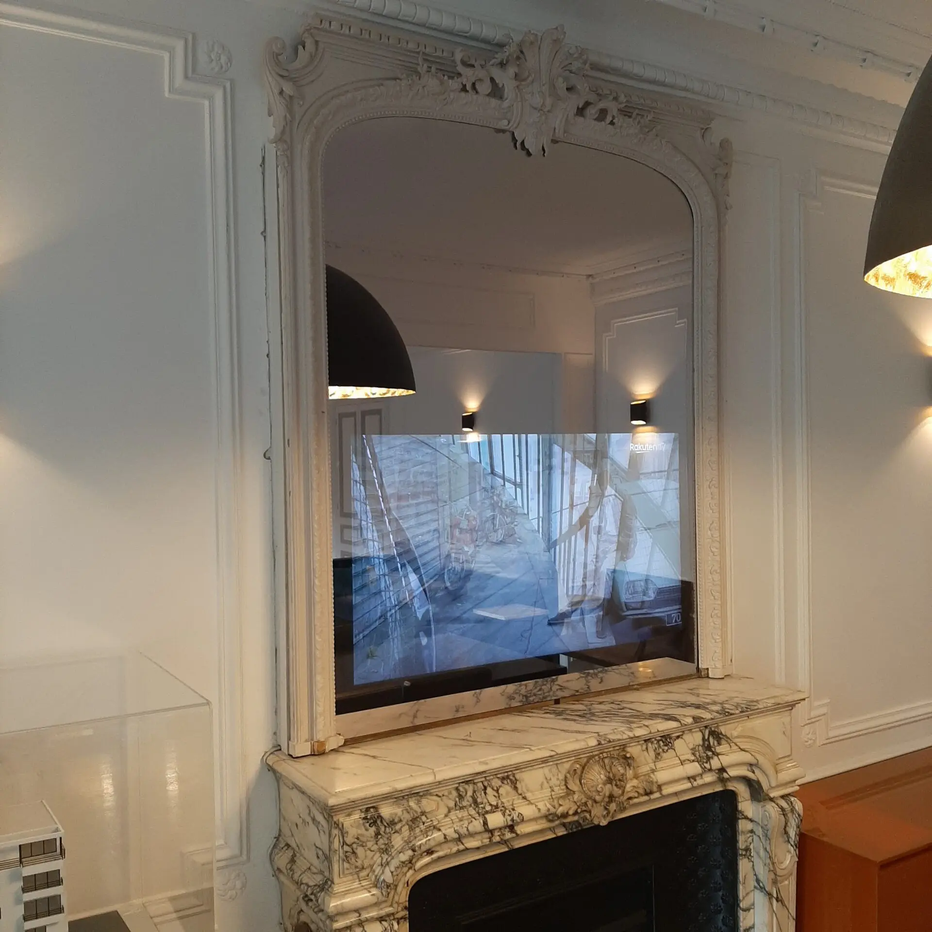 The different ways to stylishly integrate a TV mirror above a fireplace ...